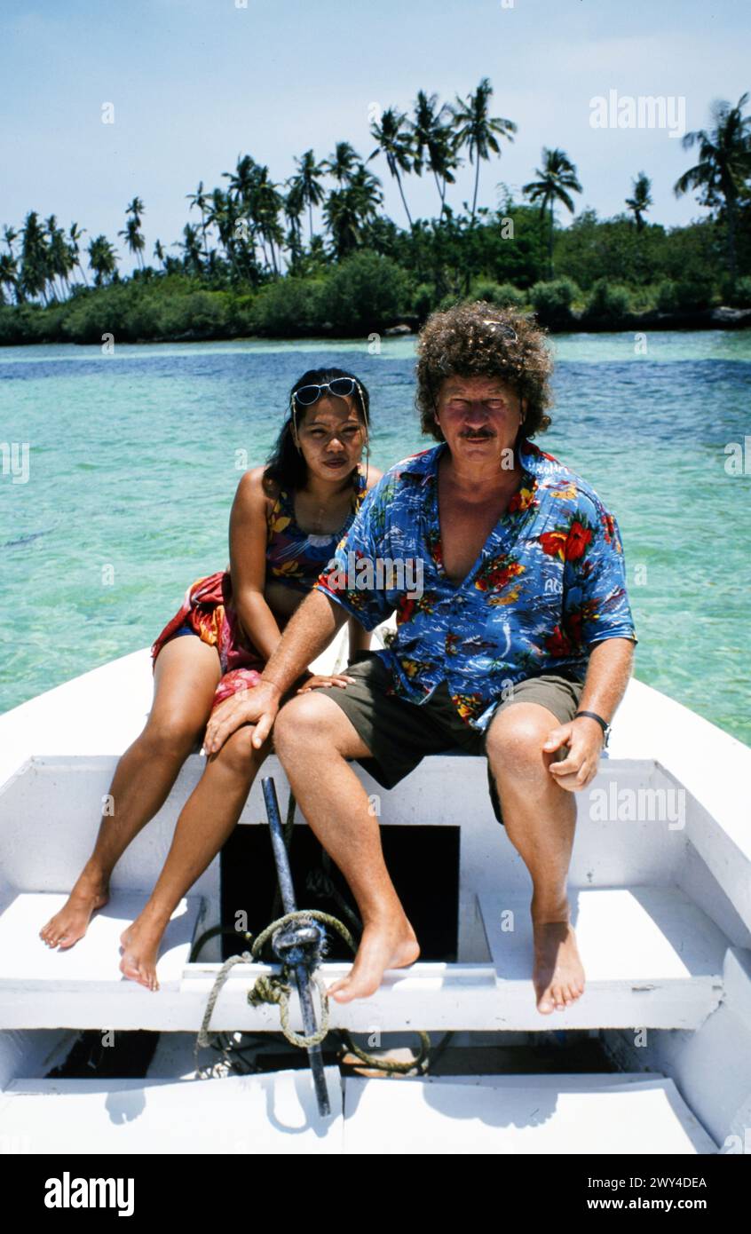 Harry Jeske, Mitgründer und Bassist der Gruppe "Puhdys", mit seiner ...