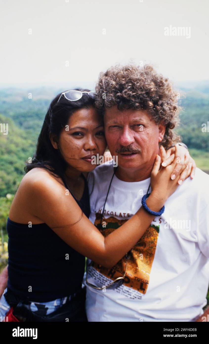 Harry Jeske, Mitgründer und Bassist der Gruppe "Puhdys", mit seiner ...