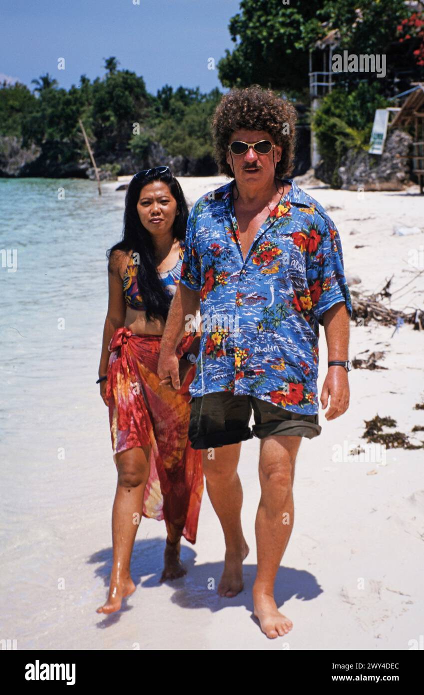 Harry Jeske, Mitgründer und Bassist der Gruppe "Puhdys", mit seiner ...