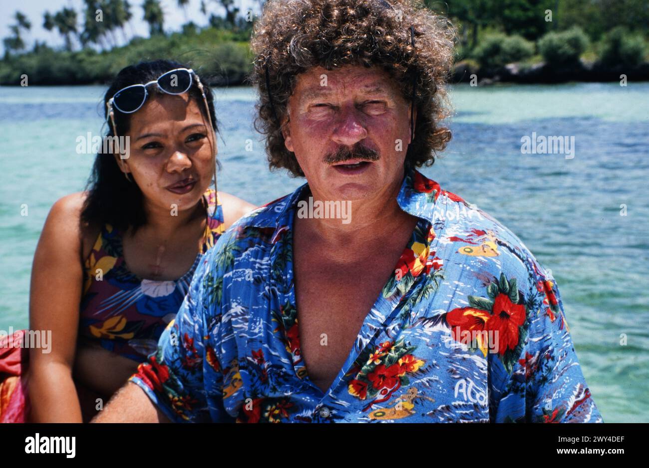 Harry Jeske, Mitgründer und Bassist der Gruppe "Puhdys", mit seiner ...