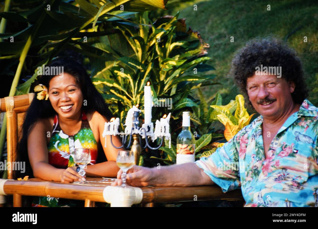 Harry Jeske, Mitgründer und Bassist der Gruppe "Puhdys", mit seiner ...