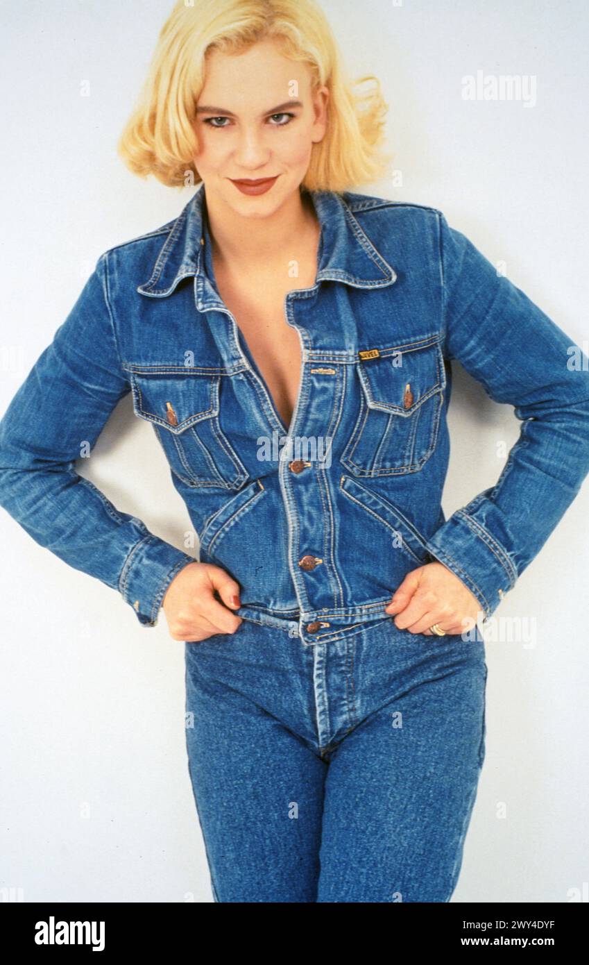 Anette Hellwig, deutsche Schauspielerin, in einem Jeans Zweiteiler bei ...