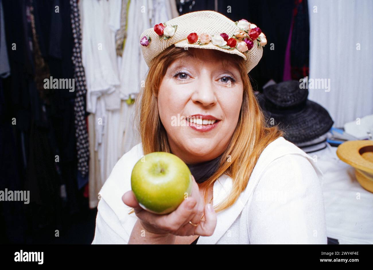 Angelika Mann, deutsche Schauspielerin und Sängerin, mti Apfel in einer ...