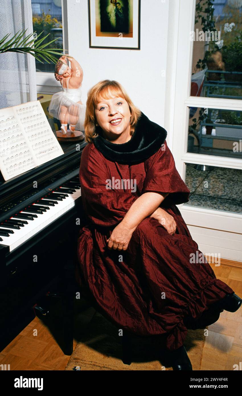 Angelika Mann, deutsche Schauspielerin und Sängerin, zuhause in Berlin am Klavier, Deutschland ...