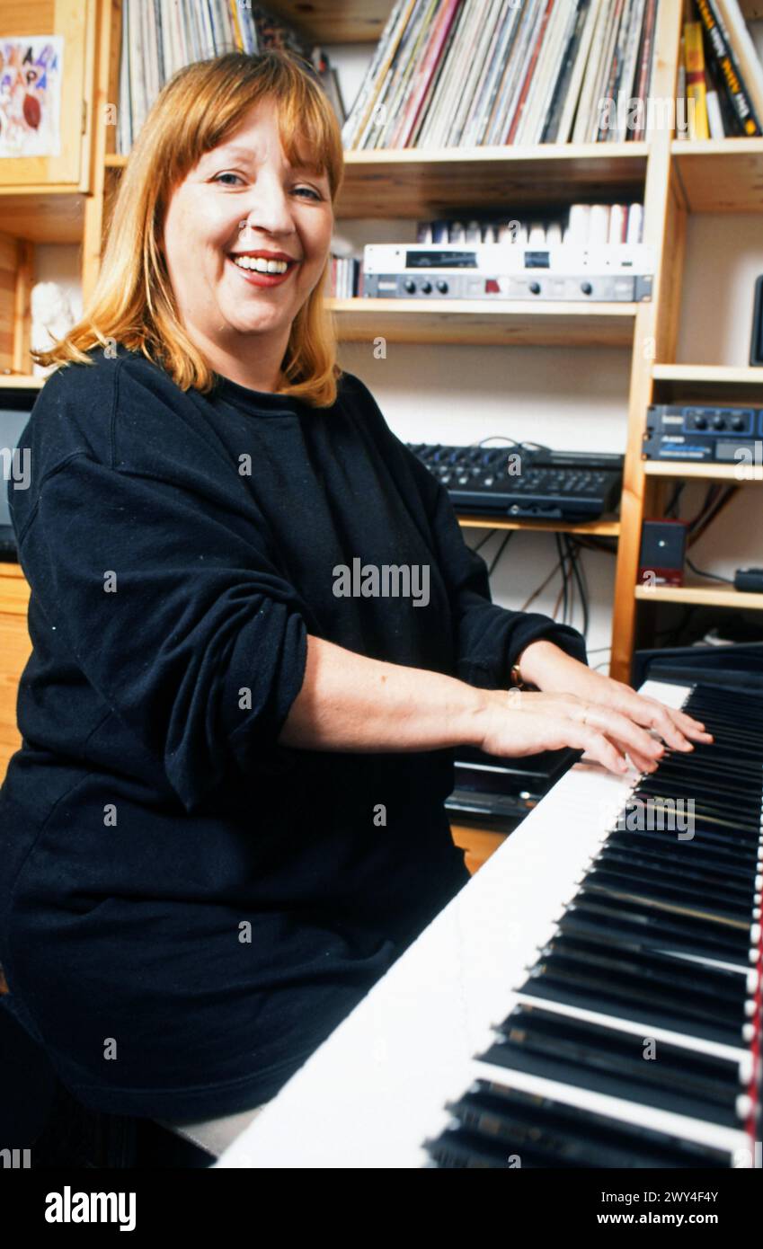 Angelika Mann, deutsche Schauspielerin und Sängerin, zuhause in Berlin am Klavier, Deutschland ...