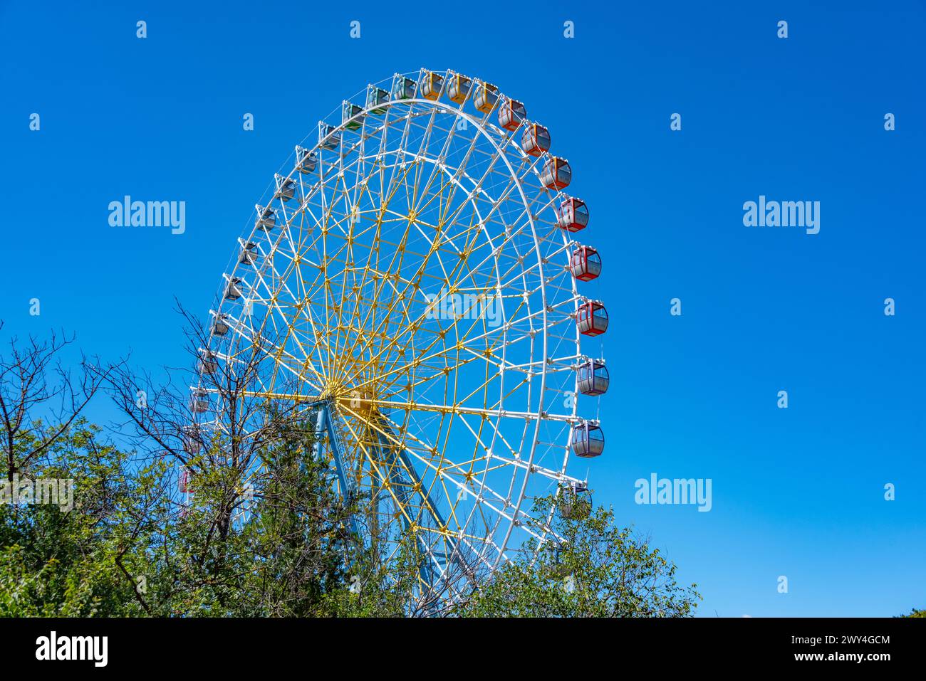 Ferris wheel at Mtatsminda amusement park in Tbilisi, Georgia Stock ...