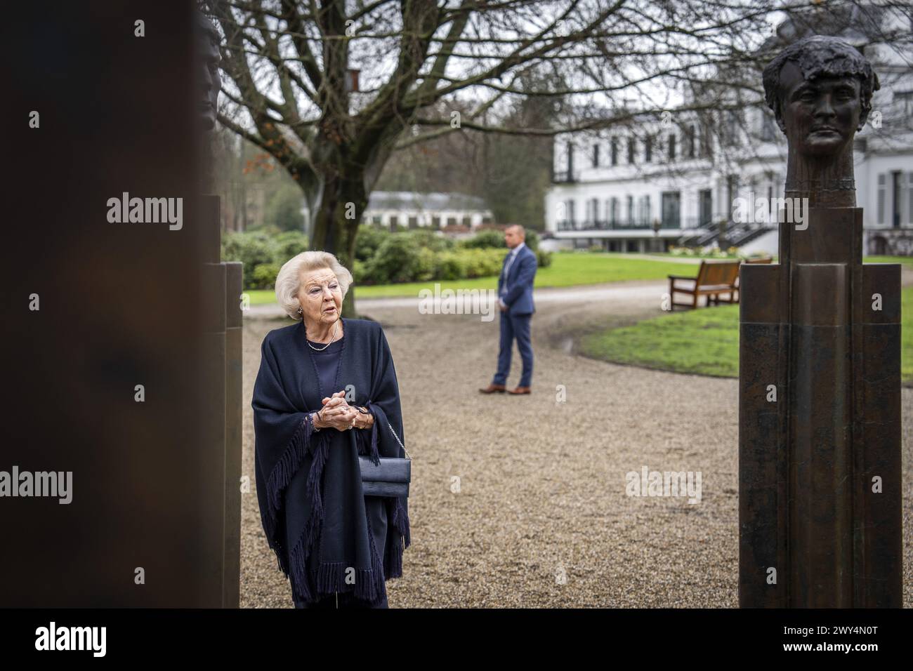 BAARN - Princess Beatrix unveils the bronze statue 'The Royal Family ...