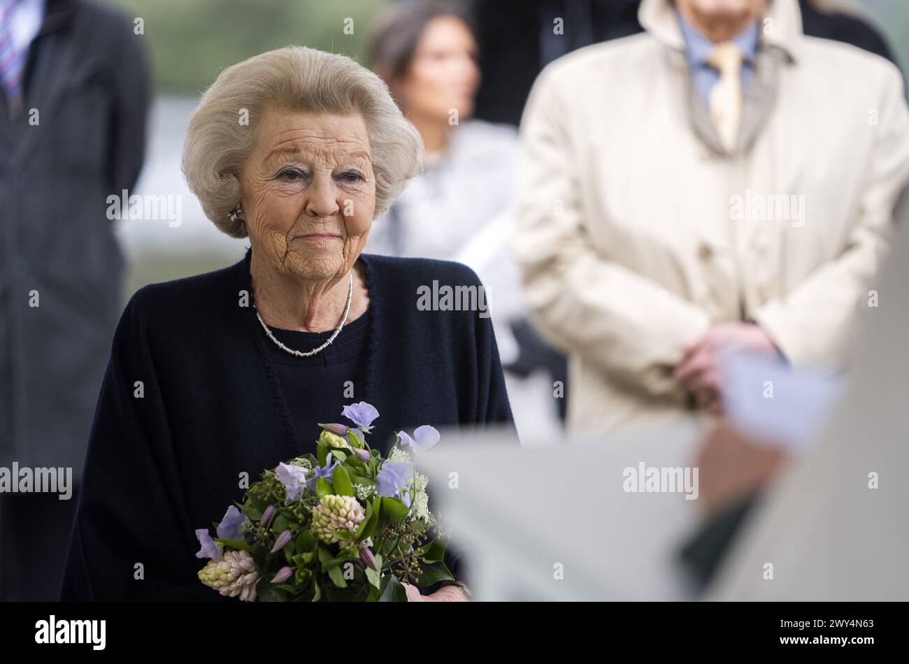 BAARN - Princess Beatrix unveils the bronze statue 'The Royal Family ...
