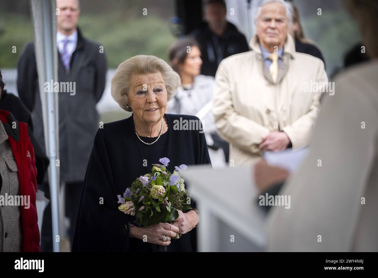 BAARN - Princess Beatrix unveils the bronze statue 'The Royal Family ...