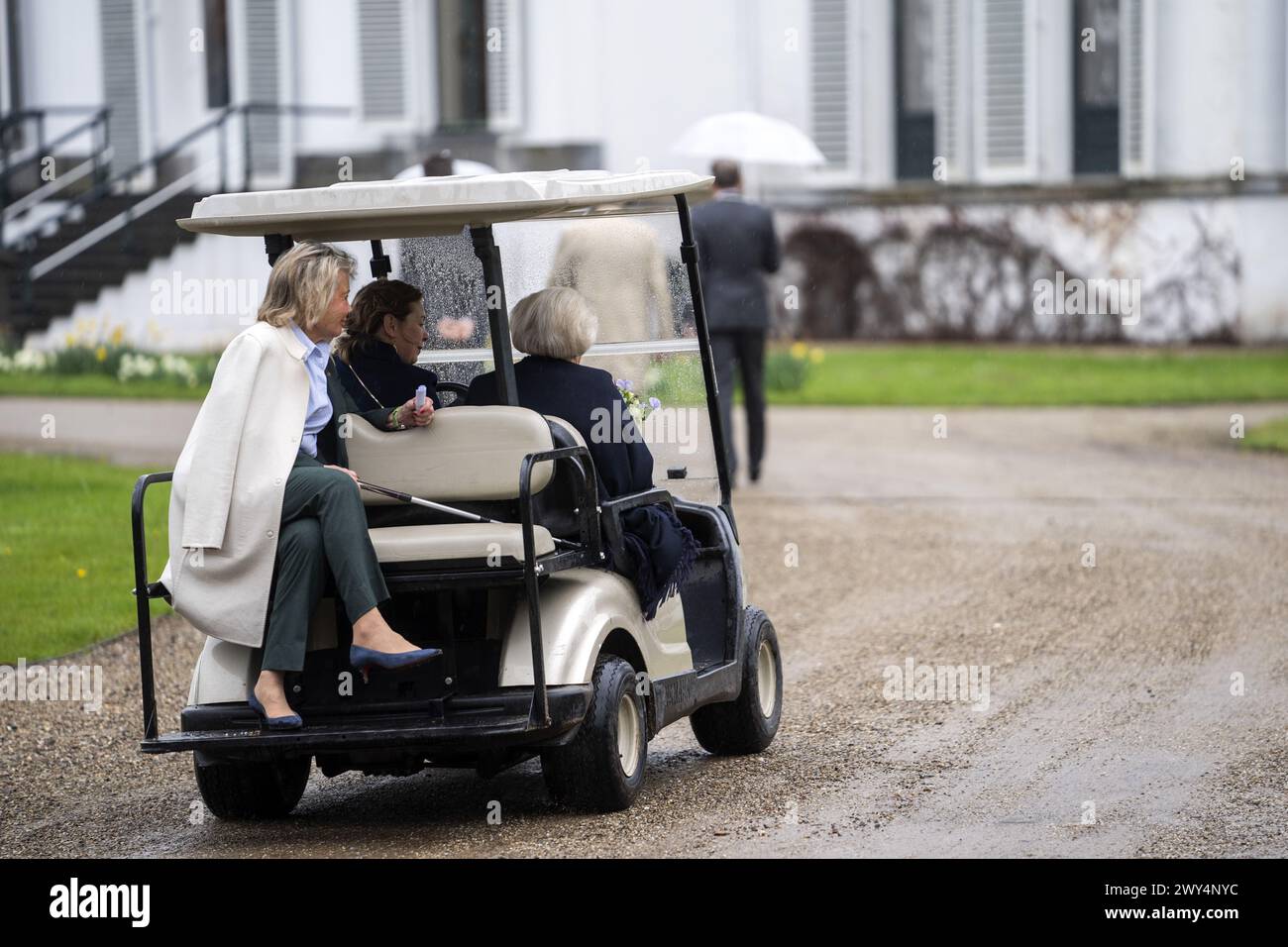 BAARN - Princess Beatrix unveils the bronze statue 'The Royal Family ...
