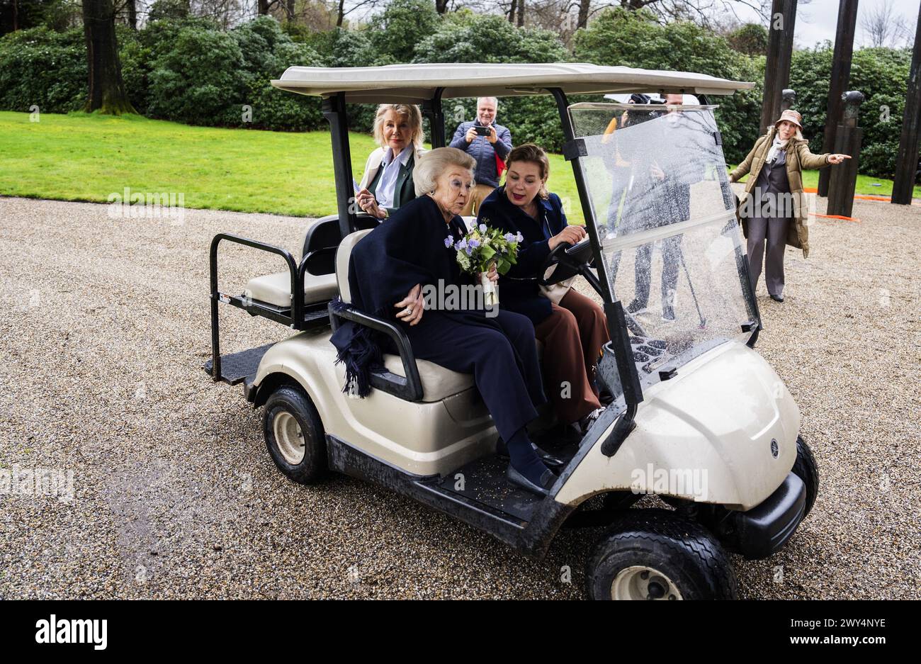 BAARN - Princess Beatrix unveils the bronze statue 'The Royal Family ...