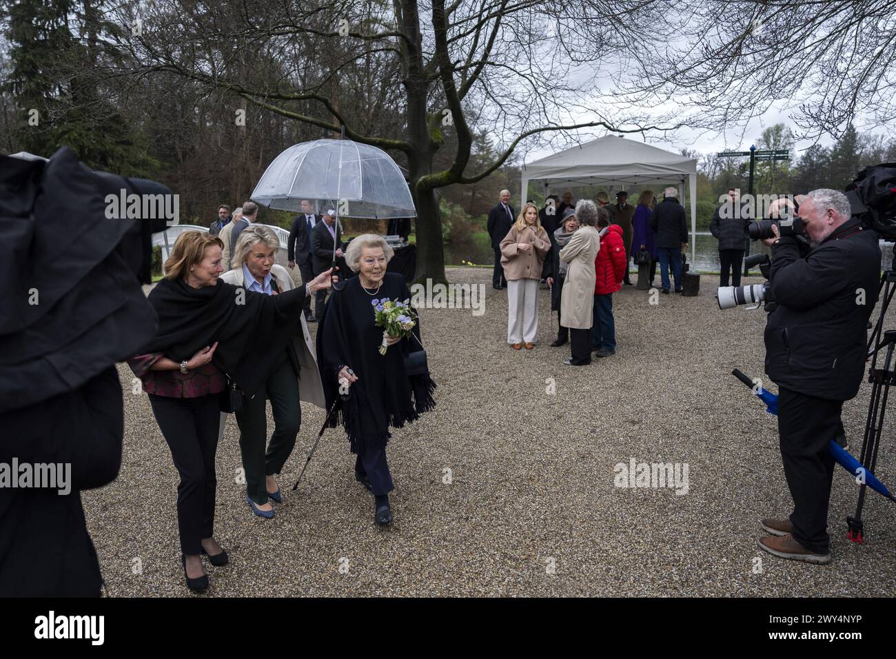 BAARN - Princess Beatrix unveils the bronze statue 'The Royal Family ...