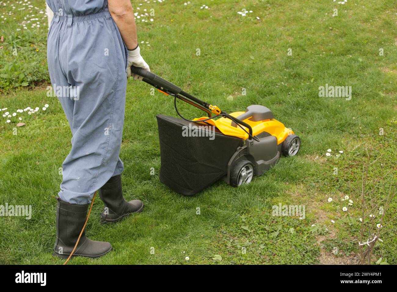 Maintenance lawn mower gardener hi-res stock photography and images - Alamy