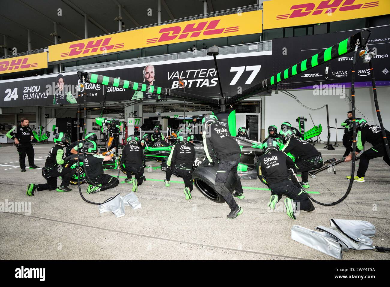 Suzuka, Japan. 4th Apr, 2024. Pit crew of Kick Sauber Ferrari practise ...