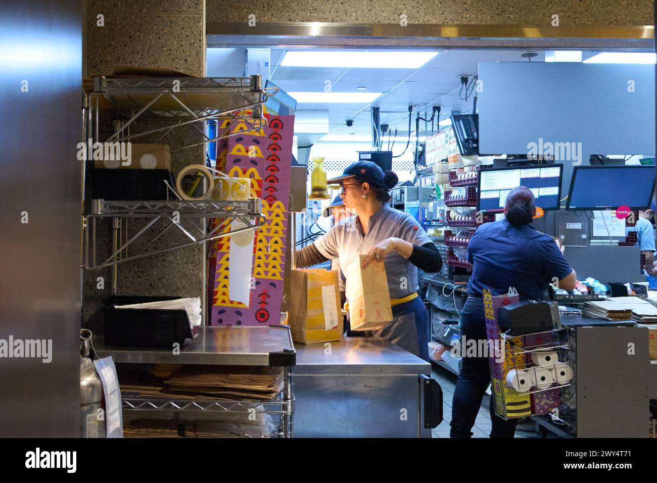 Nueva York, USA - March 27, 2024: Kitchen workers in a fast food ...