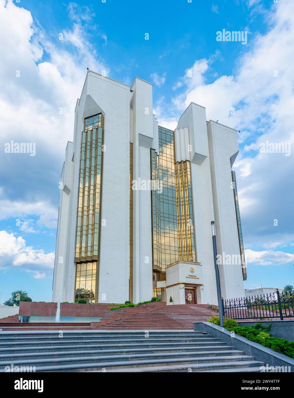 Moldova chisinau architecture presidential hi-res stock photography and ...