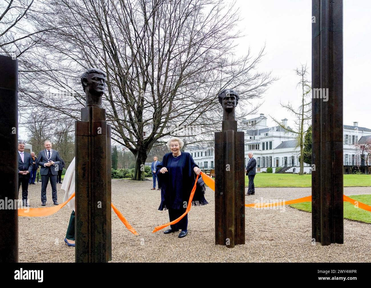 SOESTDIJK, Princess Beatrix unveils the bronze sculpture group 'The ...