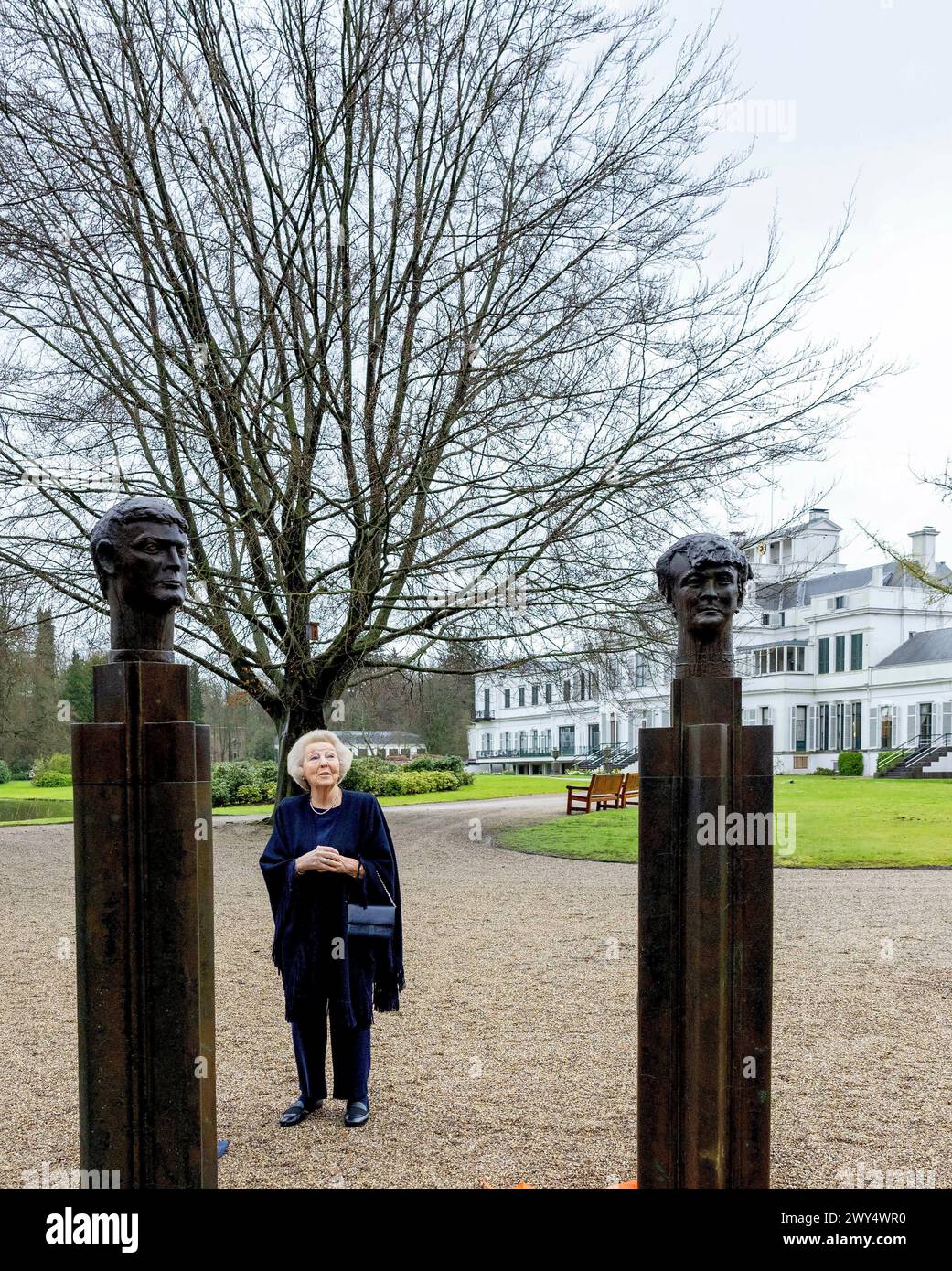SOESTDIJK, Princess Beatrix unveils the bronze sculpture group 'The ...
