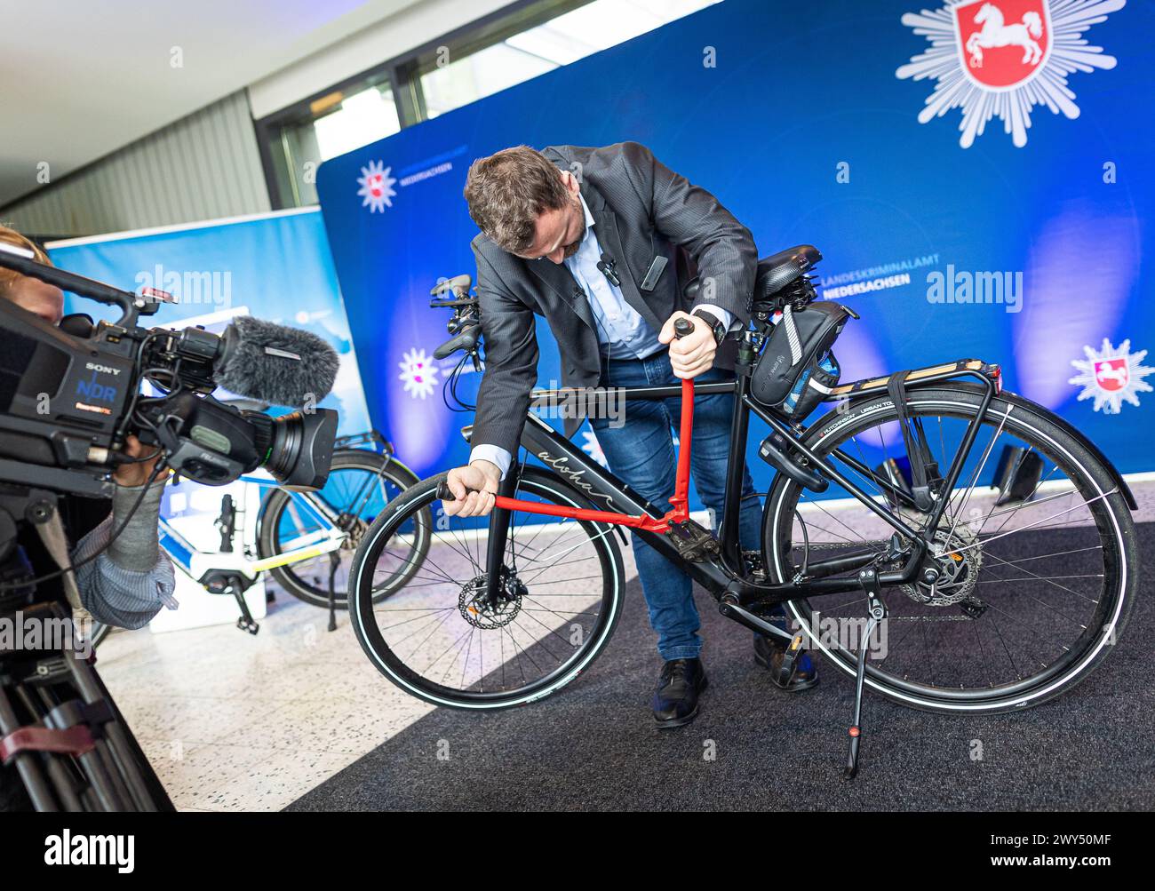 Broken e bike hi-res stock photography and images - Alamy