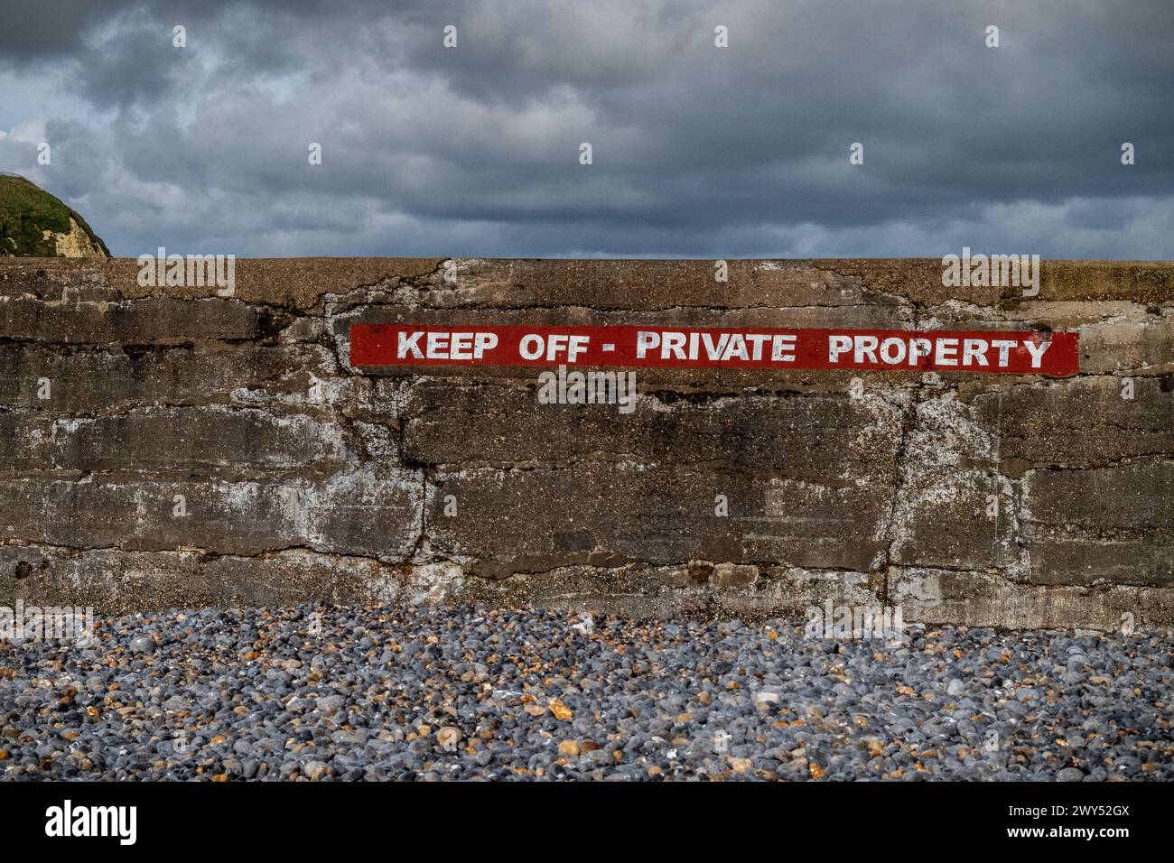 Dividing wall at Harbour, signage, Keep off private property signage ...