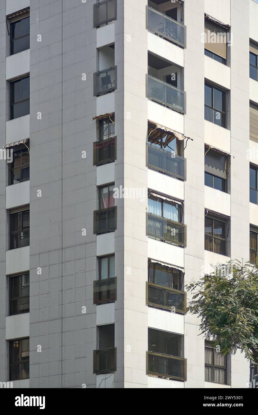 View of an urban property in Tarragona, showing a facade in perfect ...