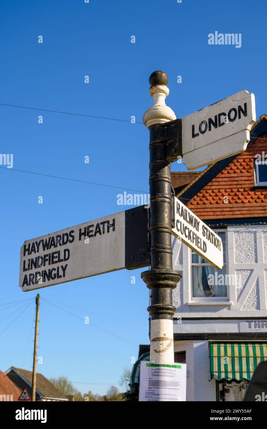 Old english towns and villages hi-res stock photography and images - Alamy