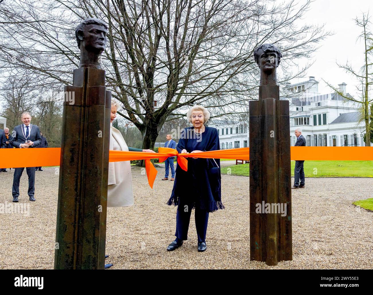 SOESTDIJK, Princess Beatrix unveils the bronze sculpture group 'The ...