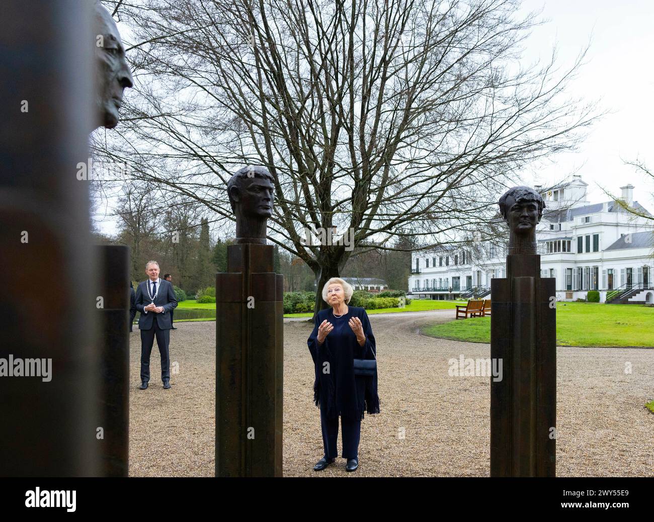SOESTDIJK, Princess Beatrix unveils the bronze sculpture group 'The ...