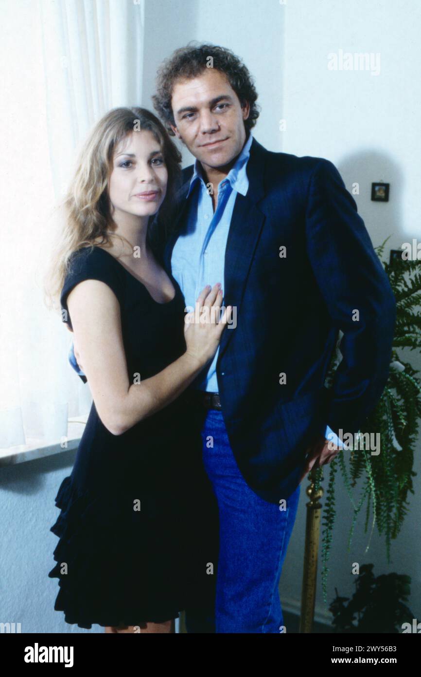 Die Schwarzwaldklinik, ZDF Arzt-Serie, 1985, Bild: Olivia Pascal und Christian Kohlund beim ...