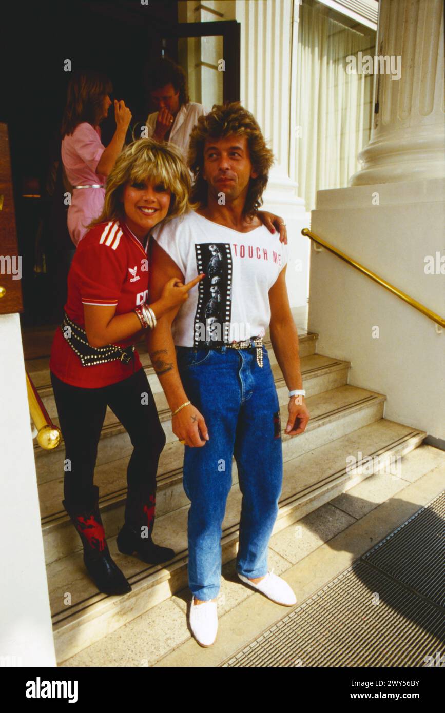 Samantha Fox, britische Pop Sängerin, mit Bodyguard Dave Lea beim ...