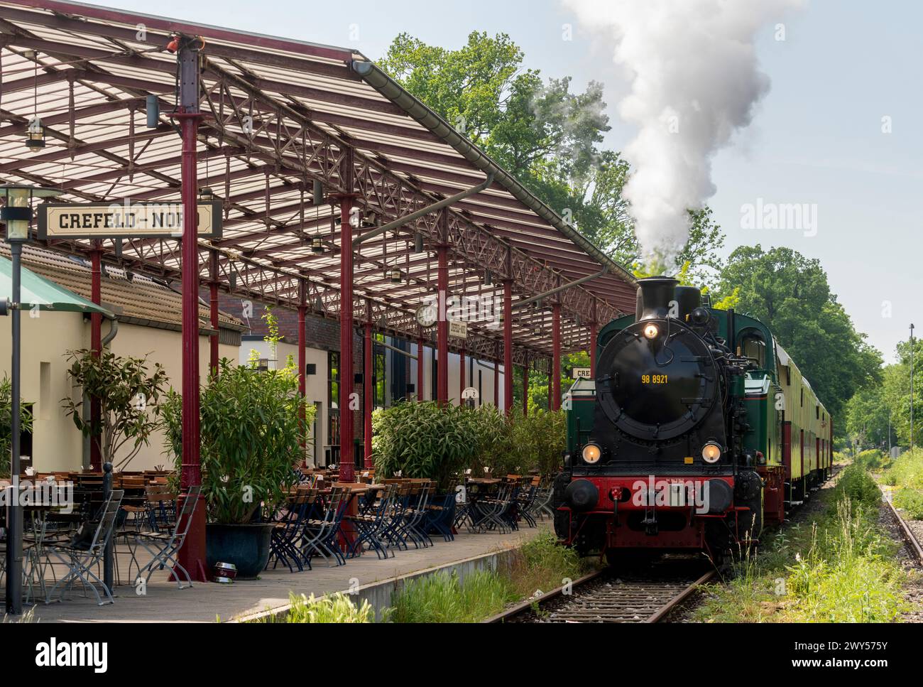 Krefeld, Nordbahnhof mit der historischen Dampfeisenbahn „Schluff ...