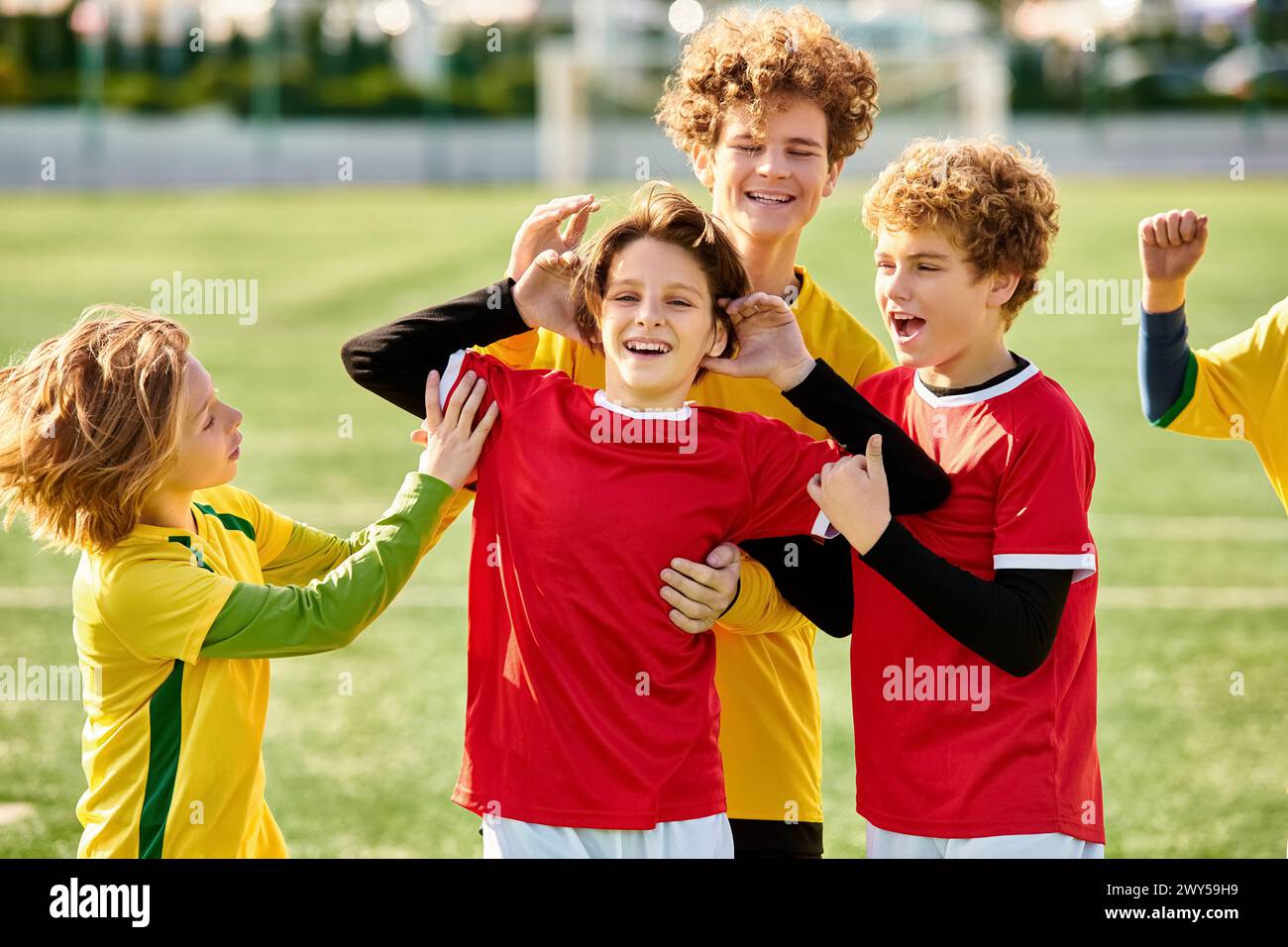 Giggling children hi-res stock photography and images - Alamy