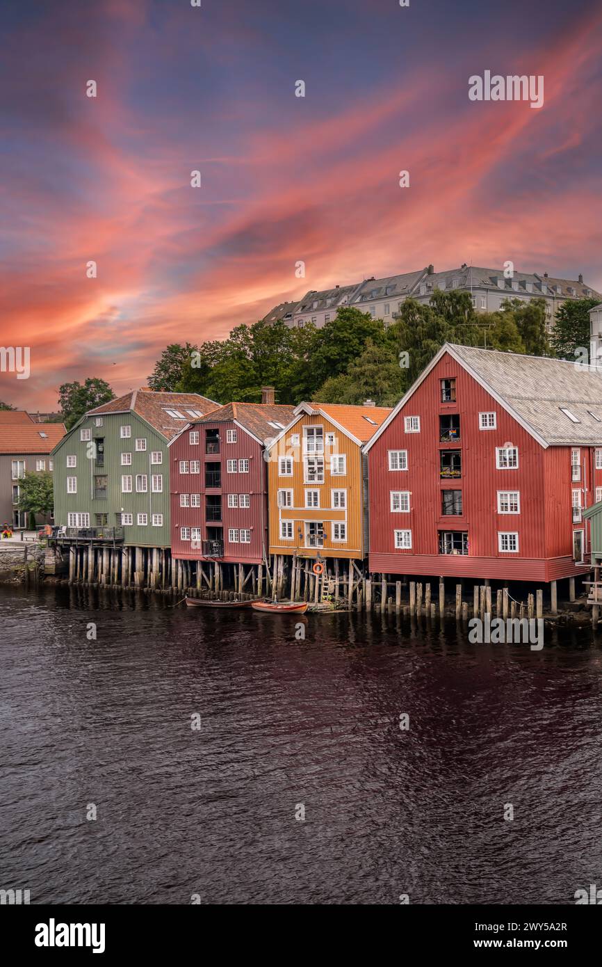 Multi colored houses along the waterfront hi-res stock photography and ...