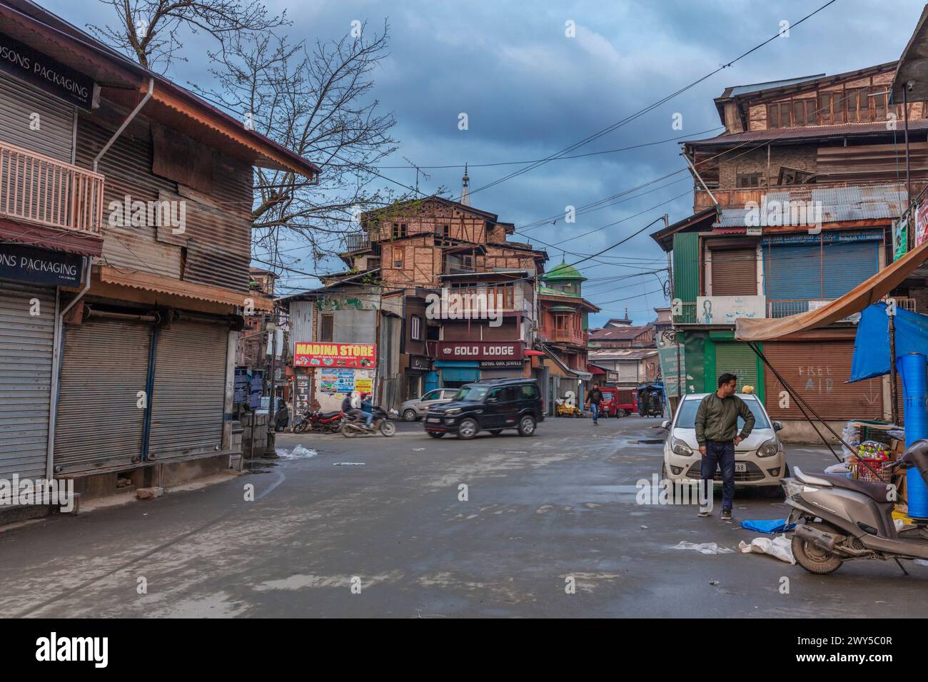 Srinagar old house hi-res stock photography and images - Alamy