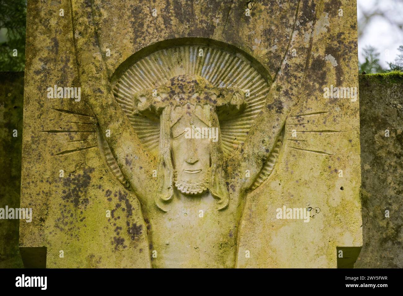 Figur, Jesus am Kreuz, Grab, Nordfriedhof, Wiesbaden, Hessen ...