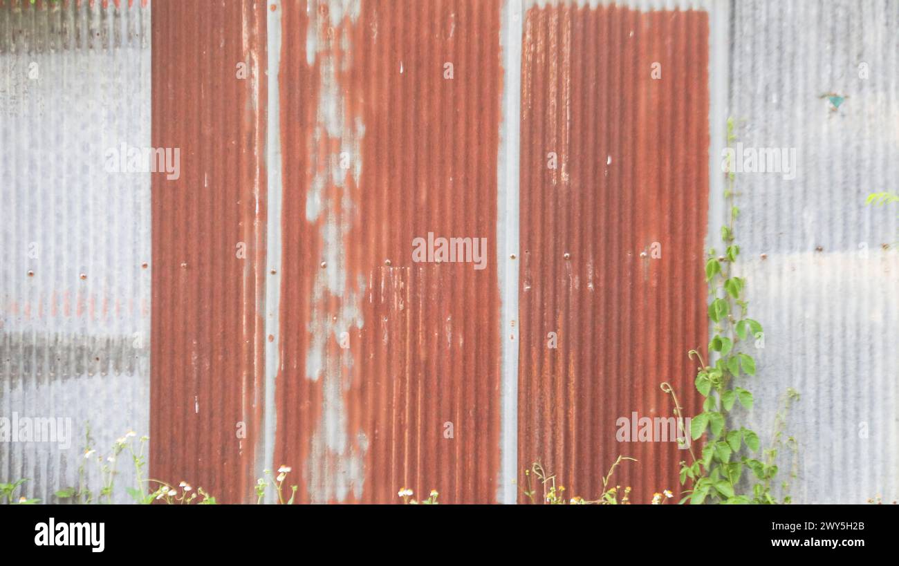 Tin roofing sheets hi-res stock photography and images - Alamy