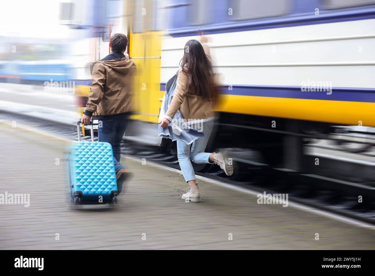 Man running after train hi-res stock photography and images - Alamy