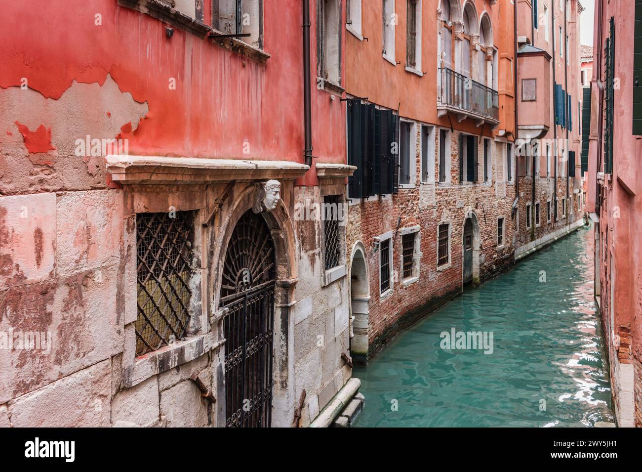 Canal side architecture hi-res stock photography and images - Alamy