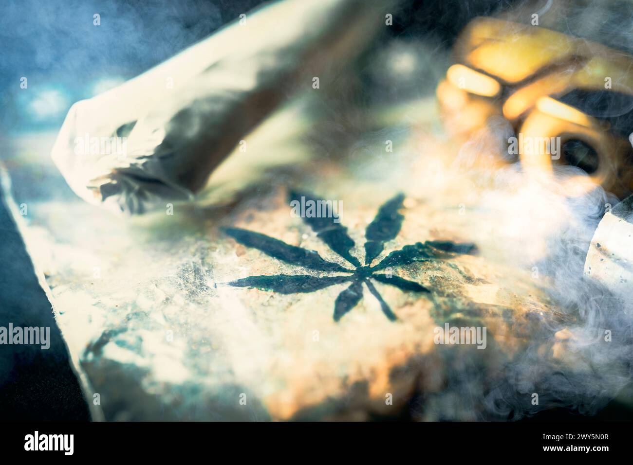 Cannabis-Tütchen, Joint und Feuerzeug, Cannabis-Legalisierung ...