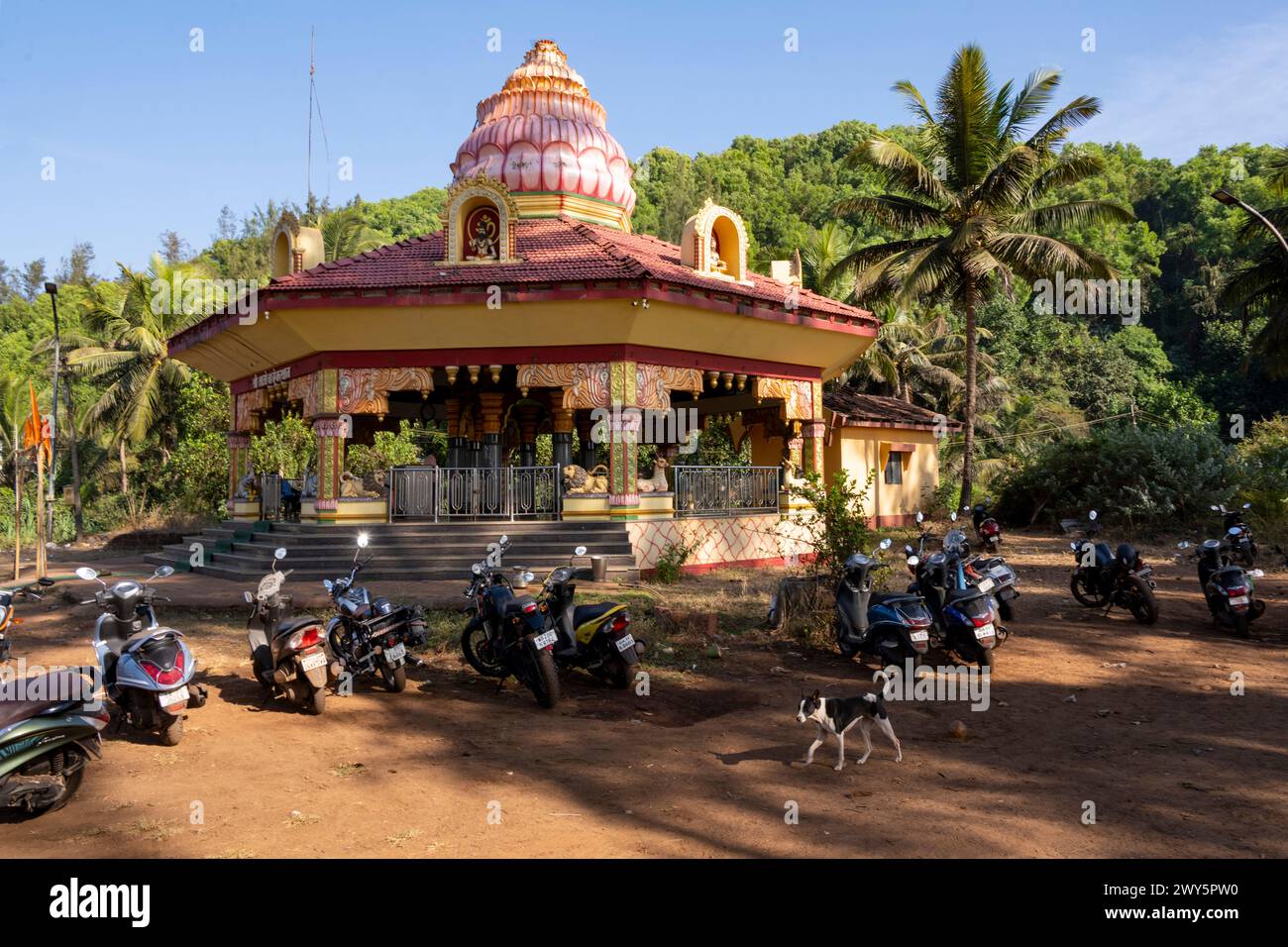 Indien, Goa, Querim Beach, Shri Ajoba Temple am Querim Beach Stock ...