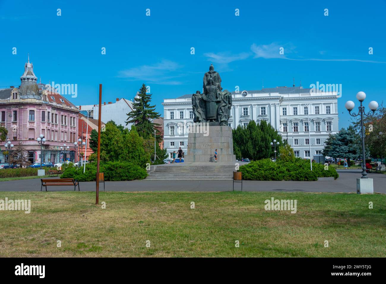 Heroes monument and Ioan Slavici Classical Theater in Romanian town ...