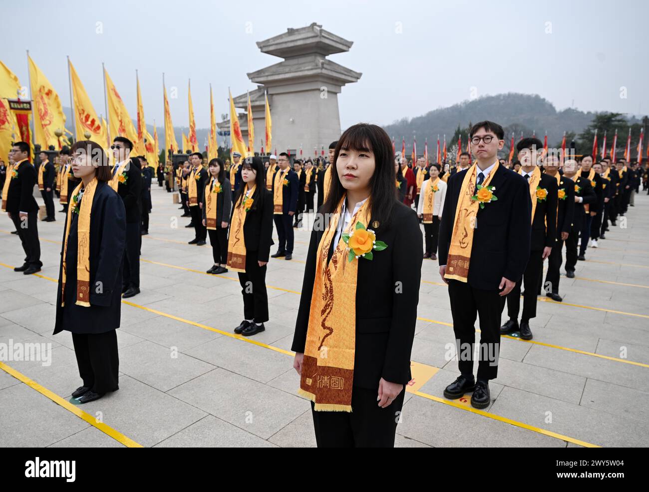 (240404) -- HUANGLING, April 4, 2024 (Xinhua) -- Members of a ...