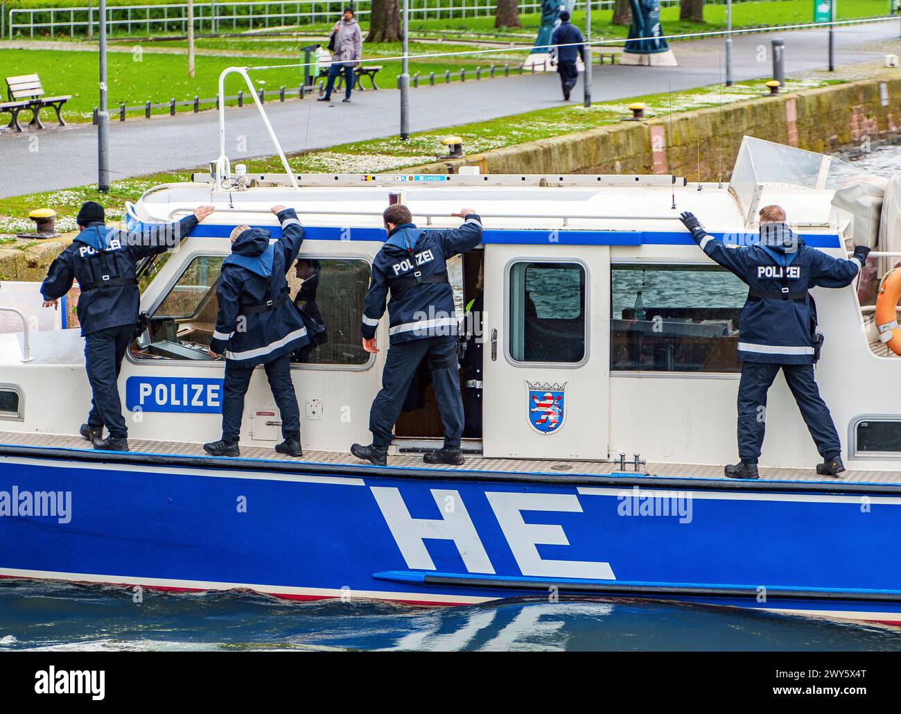 04 April 2024, Hesse, Frankfurt/Main: Officers leave the Frankfurt ...