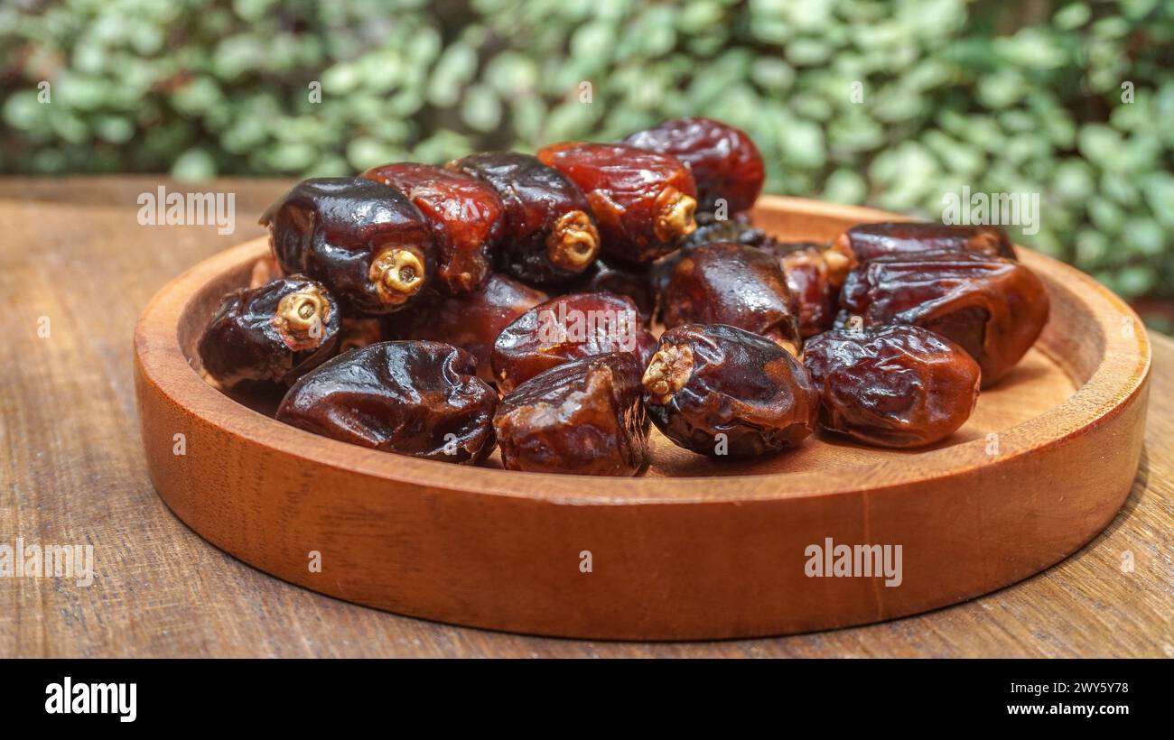 closeup sweet dried date palm fruits or kurma, ramadan food Stock Photo - Alamy