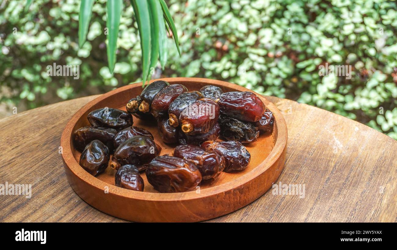 closeup sweet dried date palm fruits or kurma, ramadan food Stock Photo ...