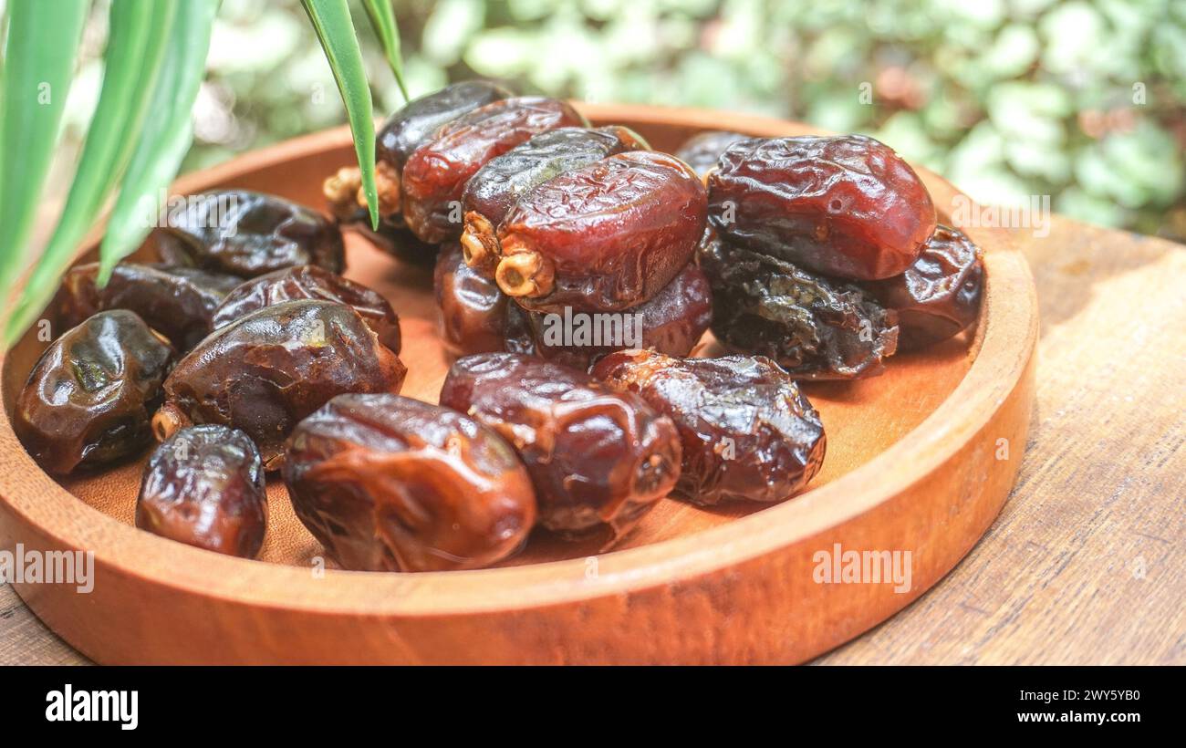closeup sweet dried date palm fruits or kurma, ramadan food Stock Photo - Alamy