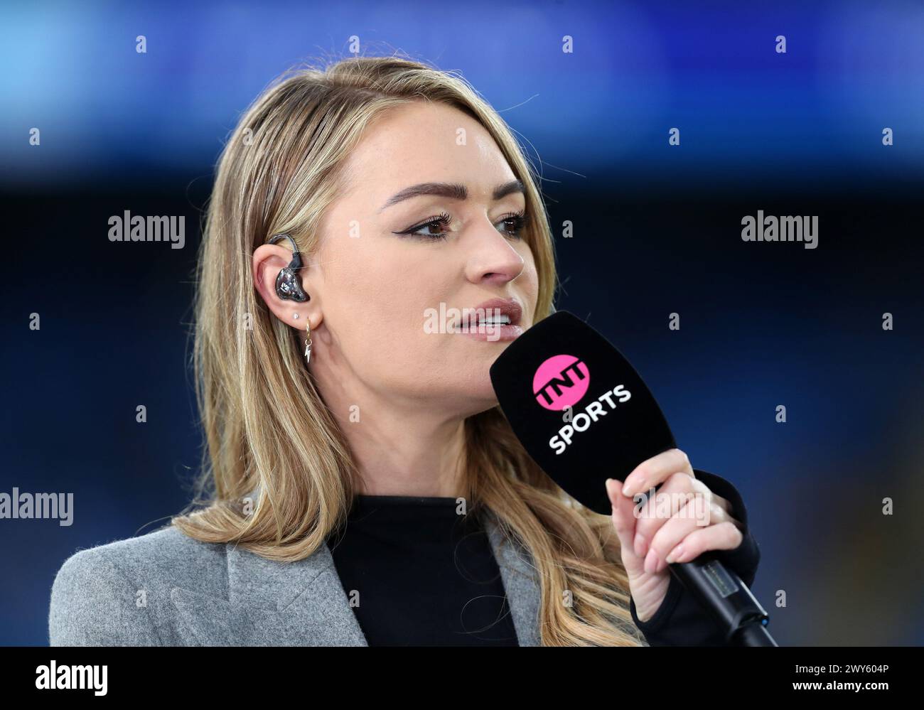 Pitch side interview soccer hi-res stock photography and images - Alamy