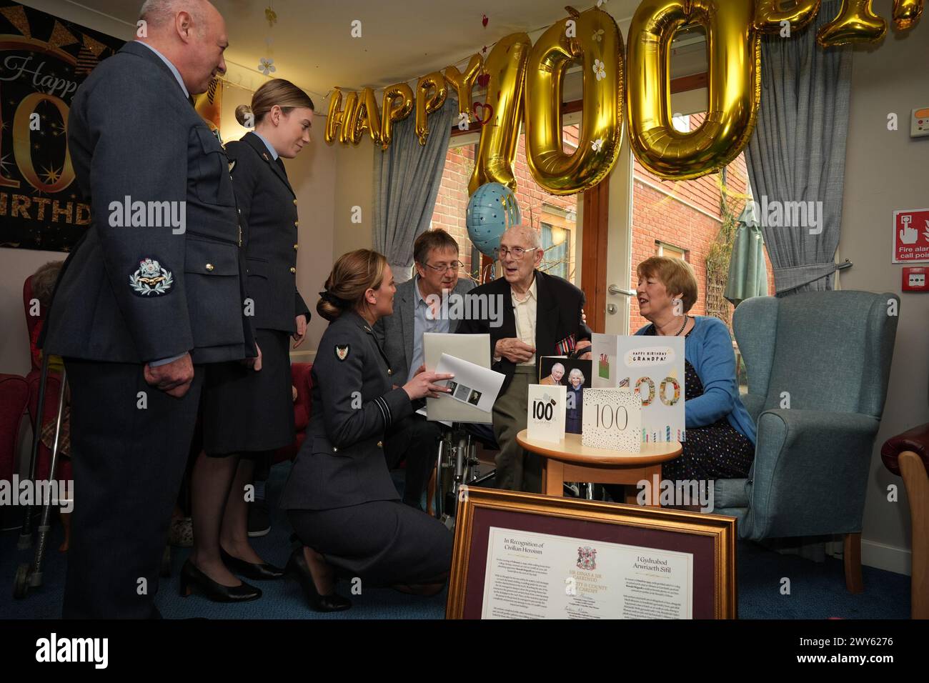 Members of the RAF meet Ian Brignall and Sue Whelan, and their father ...