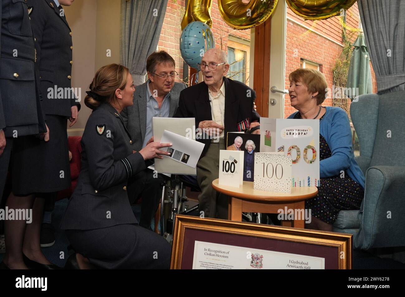 Members of the RAF meet Ian Brignall and Sue Whelan, and their father ...