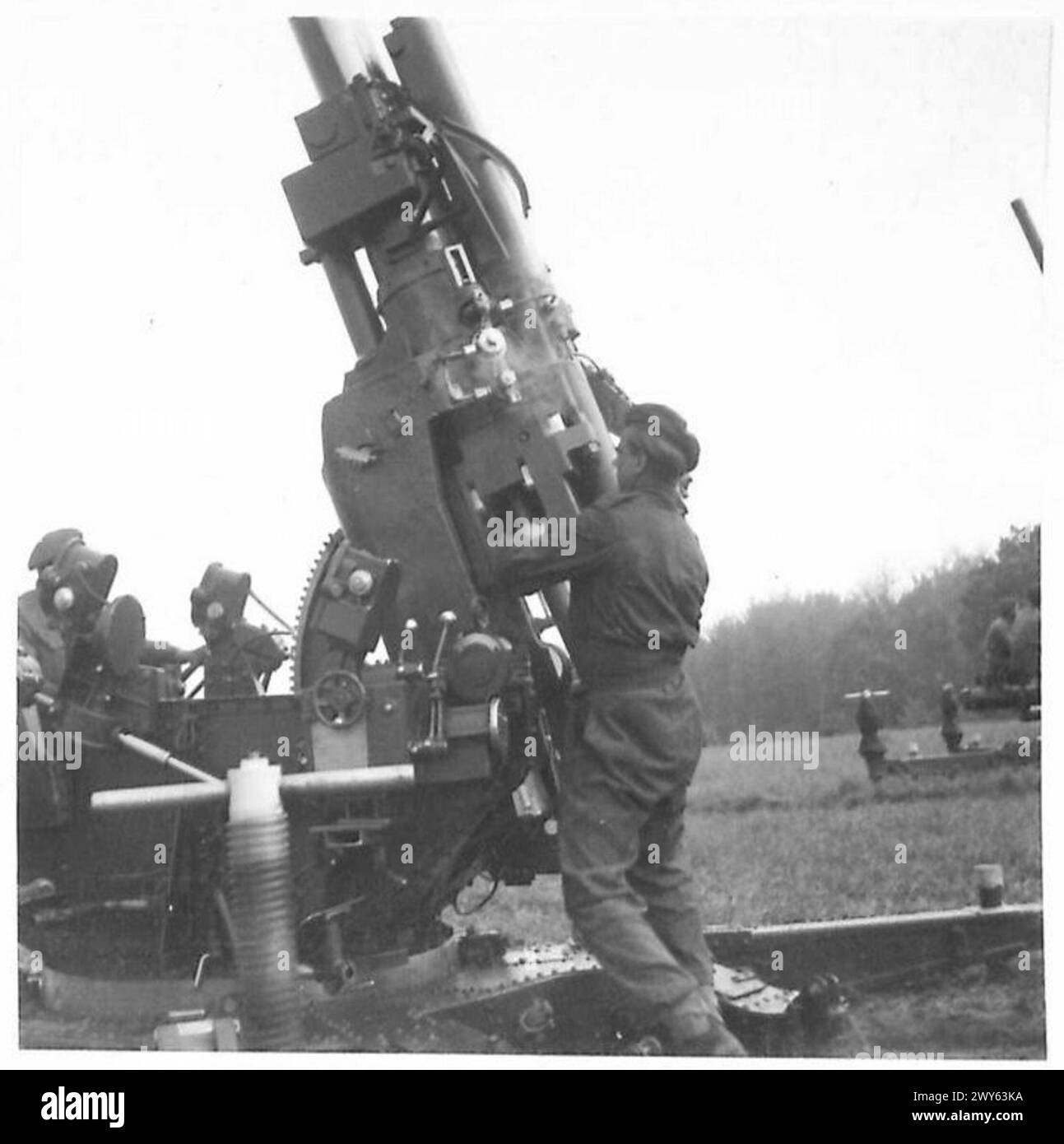 VICTORY SALVO! 21 ARMY GROUP CEASE-FIRE - Reloading a 3.7 inch anti ...